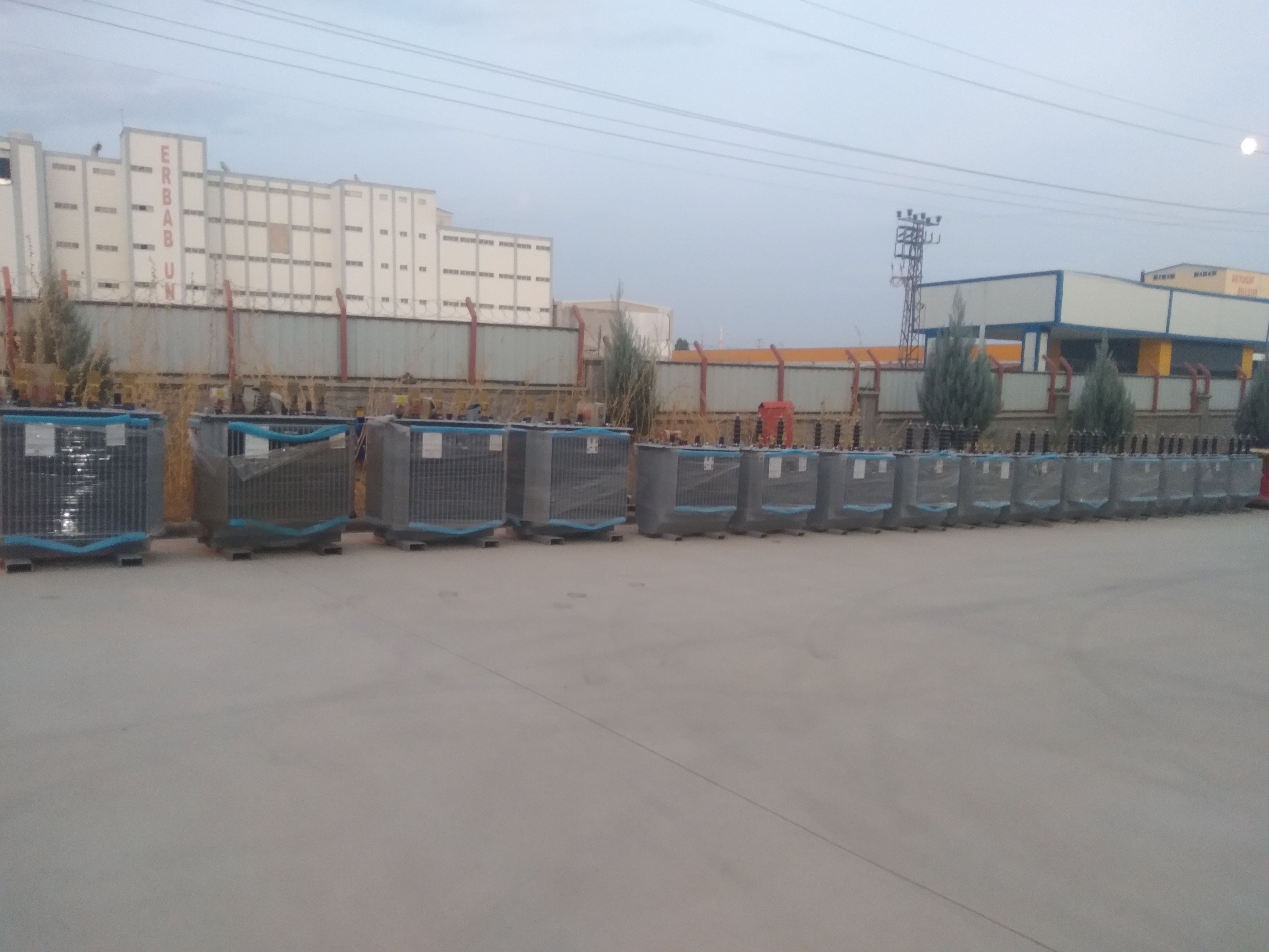 100 kVA İZALATÖRLÜ VEYA PLUG İN BAŞLIKLI 28,5- 36/0,4 kV Hermetik Tip ...